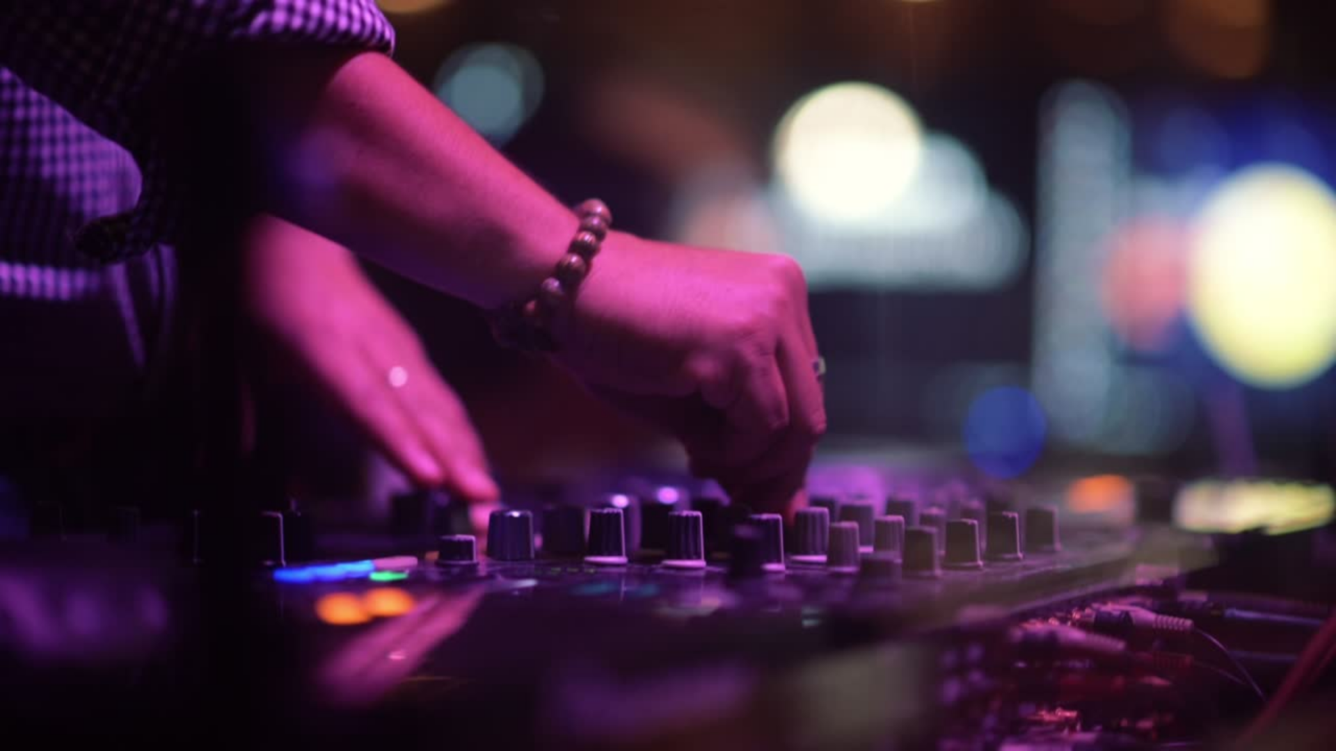 ¿Eres nuevo como DJ de Techno? ¡Consejos esenciales para dominar la mezcla!